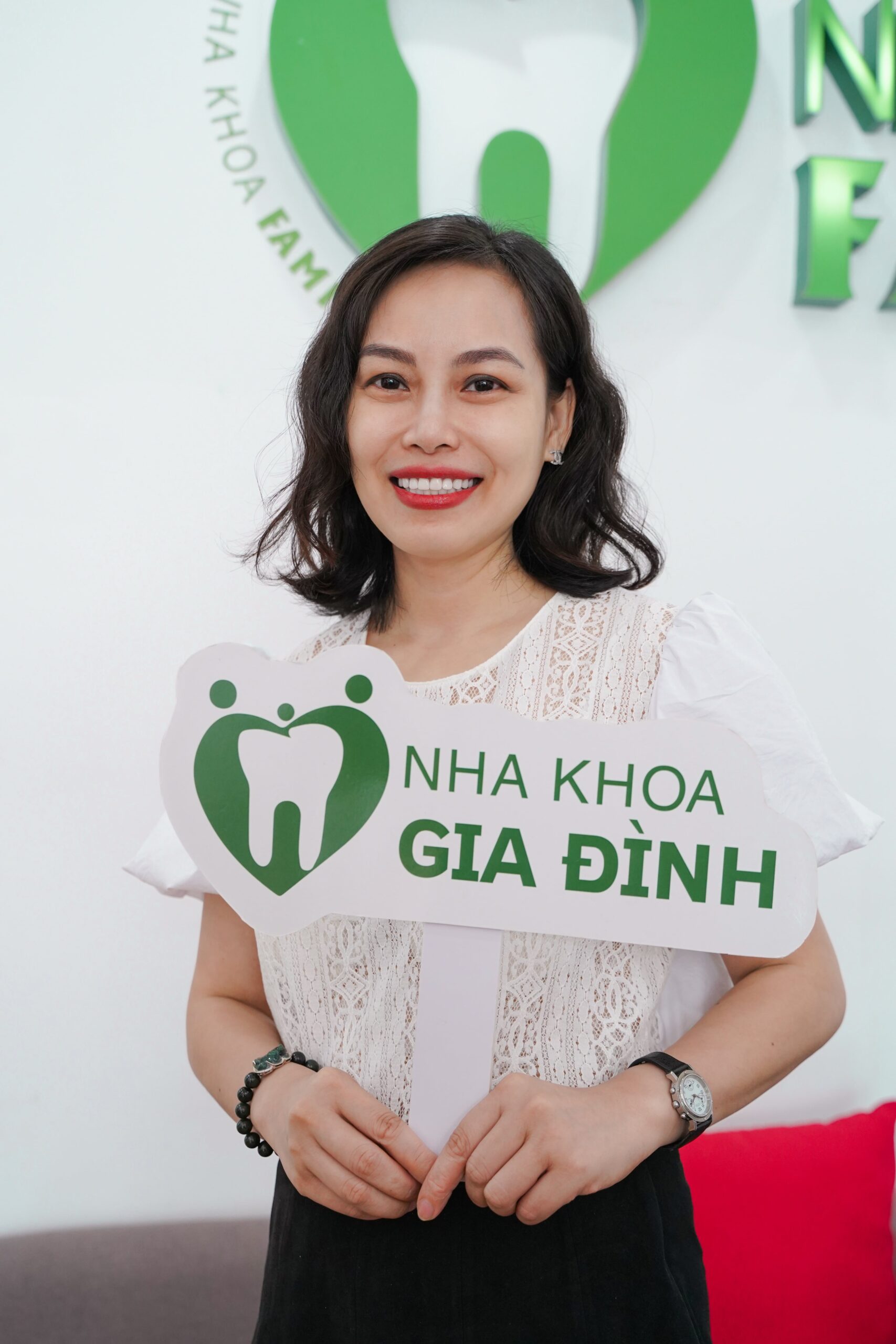 Kết quả thẩm mỹ 18 răng Orodent của khách hàng Hoàng Thanh Hà